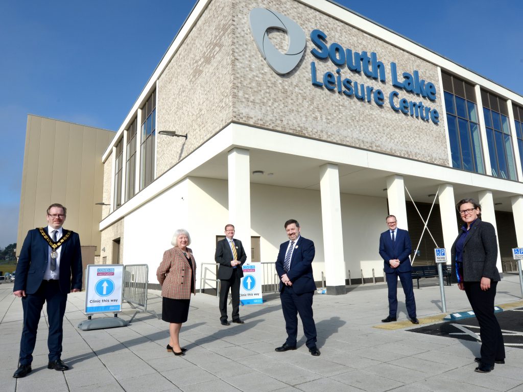 Health Minister welcomed to the Southern Trust’s Covid-19 Vaccination ...
